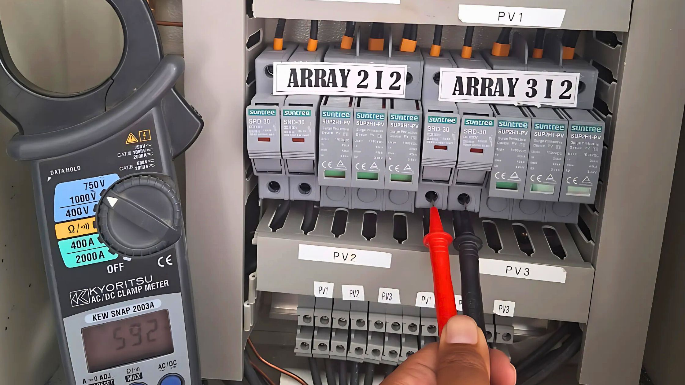 Peran Circuit Breaker dan Fuse dalam Sistem Proteksi PLTS - Suntree ...